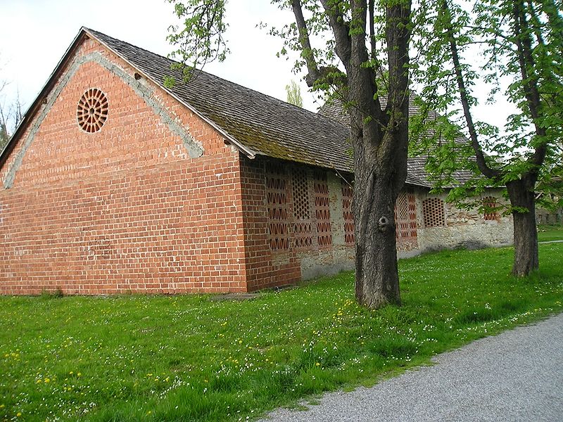 Datoteka:Novi Dvori-vršilnica.jpg - Wiki-dveri